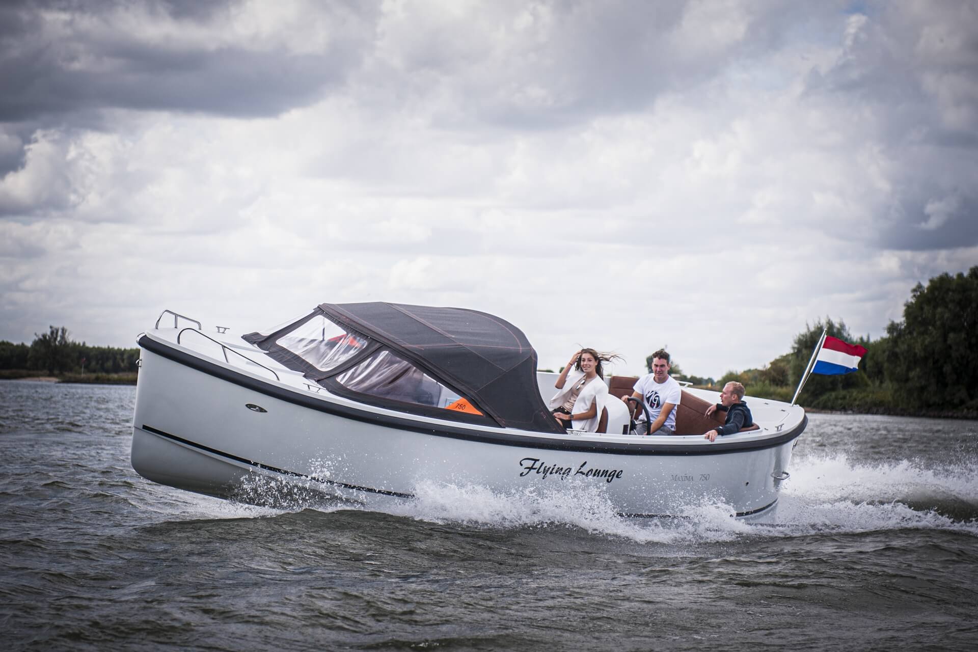 Maxima 750 Flying Lounge - Snelle sloep voor 12 personen - Van Dijk ...